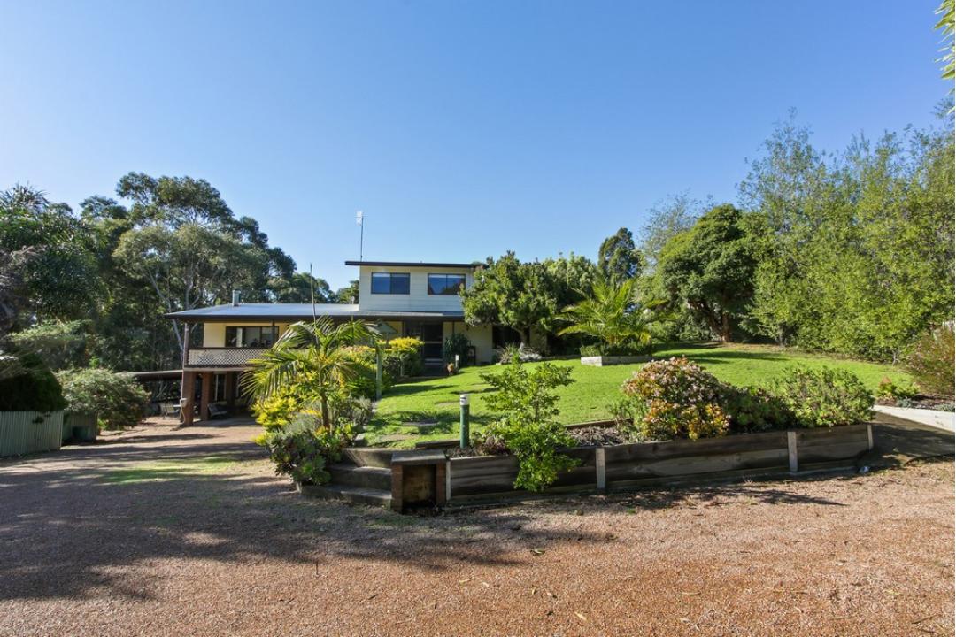 Gippsland Lakes Holiday Rentals Official Site - Treetop Retreat